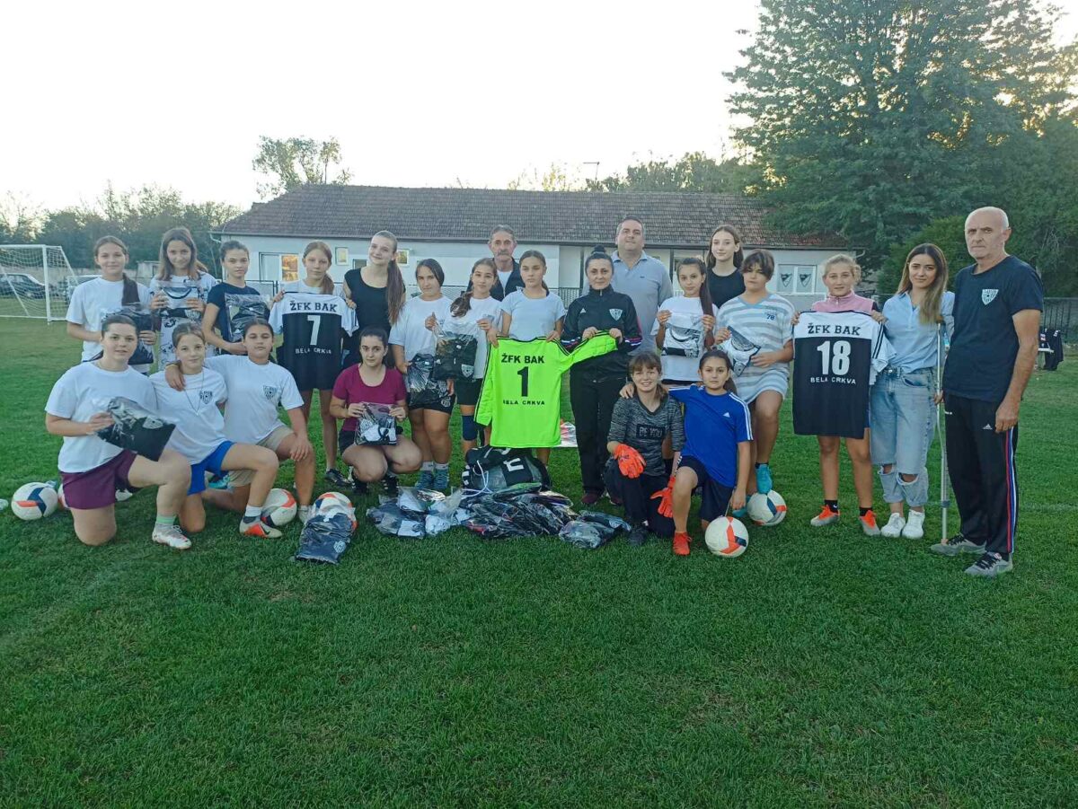Predsednica opštine uručila sportsku opremu ženskom fudbalskom klubu ...